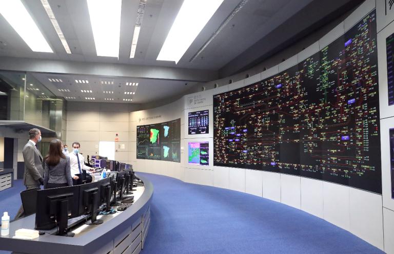 Sus Majestades los Reyes visitan el Centro de Control de Red Eléctrica ...